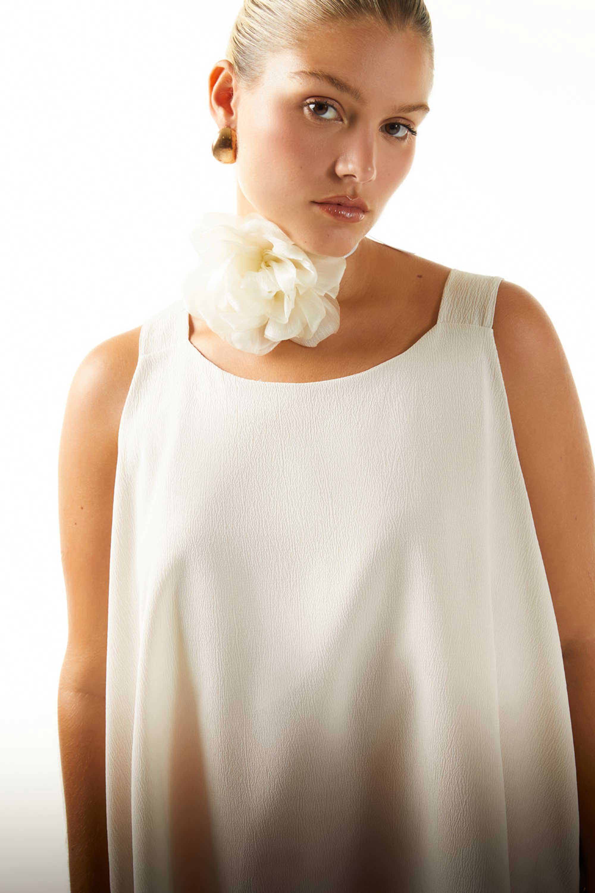 Regata ampla com abertura nas costas e elástico no forro - 043